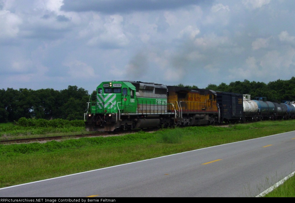 FURX 3006 (SD40-2) leads Q650-07